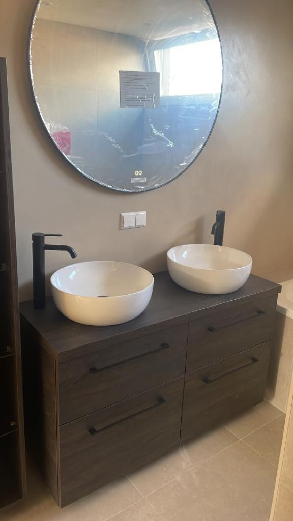 Badkamer muur met beton cire in de kleur "Schelp" — wallmakers
